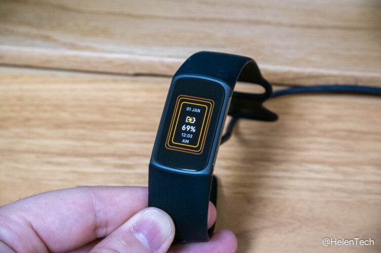 ｢Fitbit Charge 5｣がアップデートの後、バッテリーの消費が早まったり反応しない問題が一部ユーザーに発生 | HelenTech